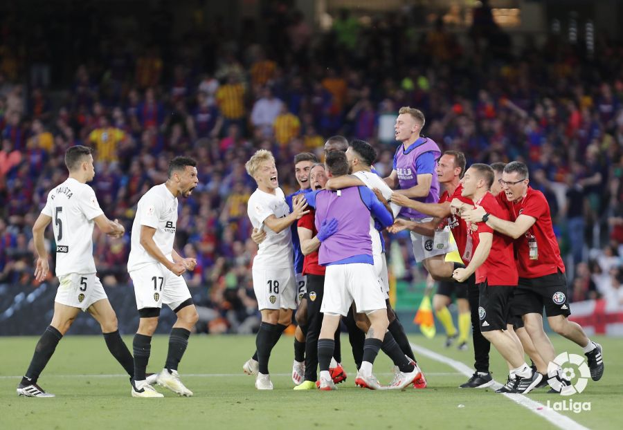 Valencia celebrate Cup win | LaLiga