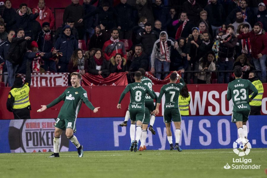 El R. Betis se lleva un espectacular duelo en el #ElGranDerbi | LaLiga