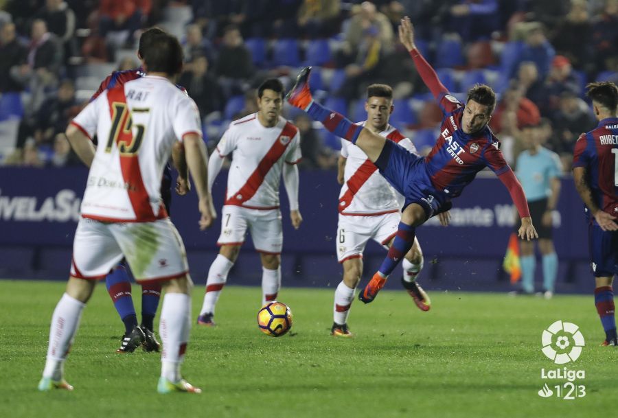 Las mejores imágenes del Levante UD - Rayo Vallecano | LALIGA
