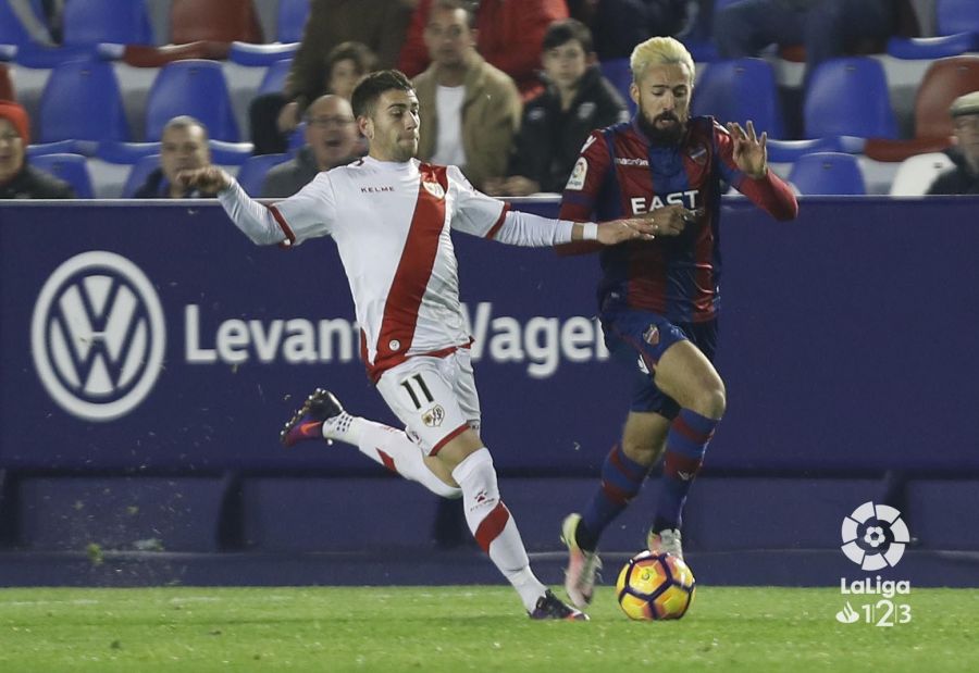 Las mejores imágenes del Levante UD - Rayo Vallecano | LALIGA