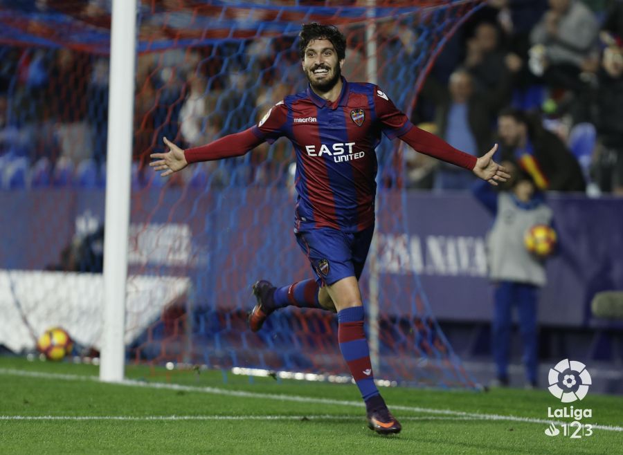 Las mejores imágenes del Levante UD - Rayo Vallecano | LALIGA