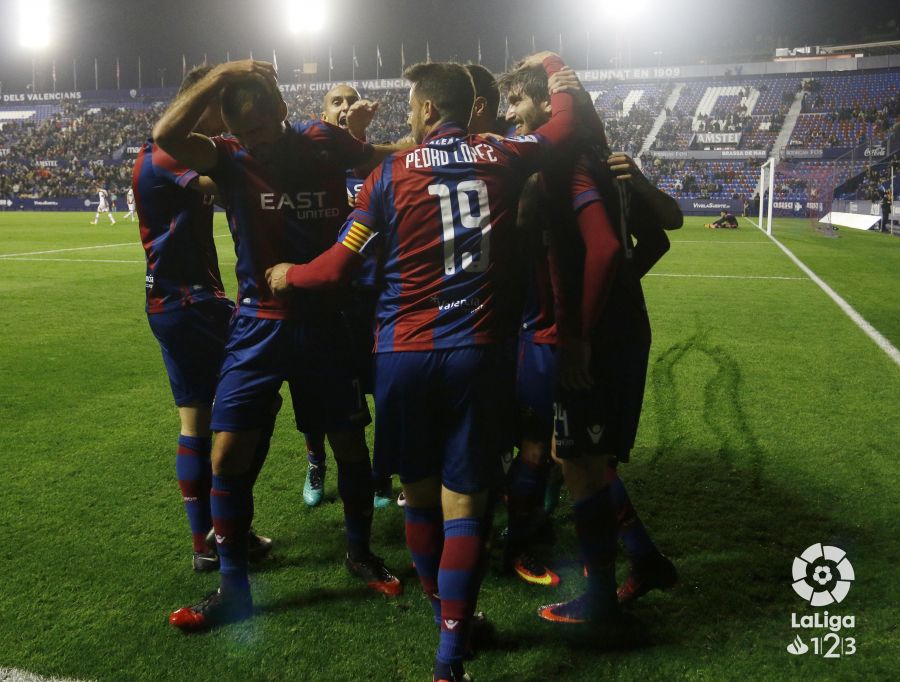 Las mejores imágenes del Levante UD - Rayo Vallecano | LALIGA