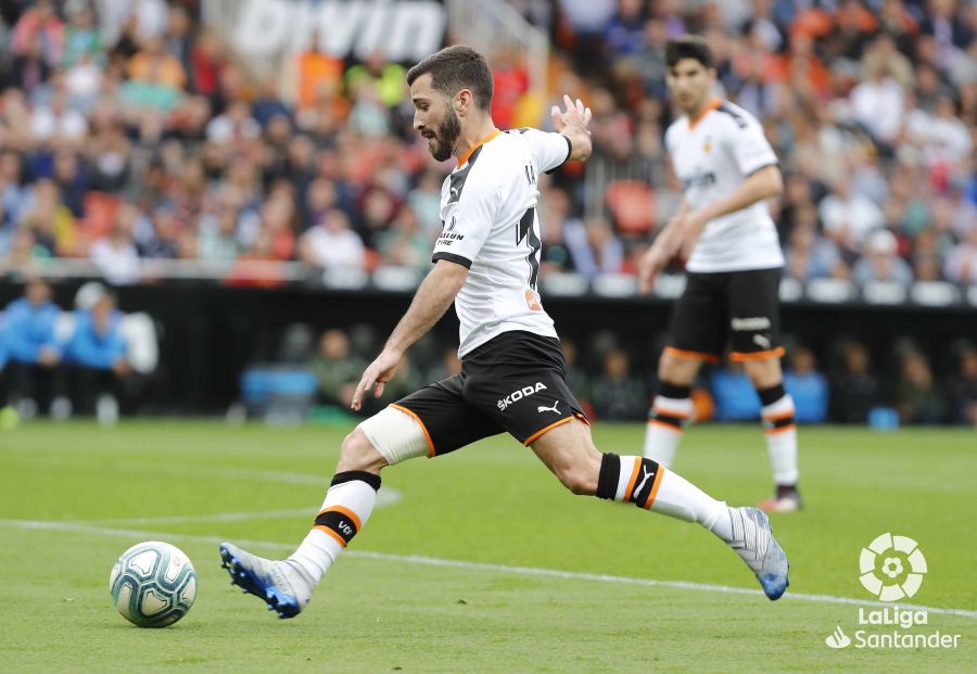 Gayà, el lateral del presente y del futuro en el Valencia | LaLiga