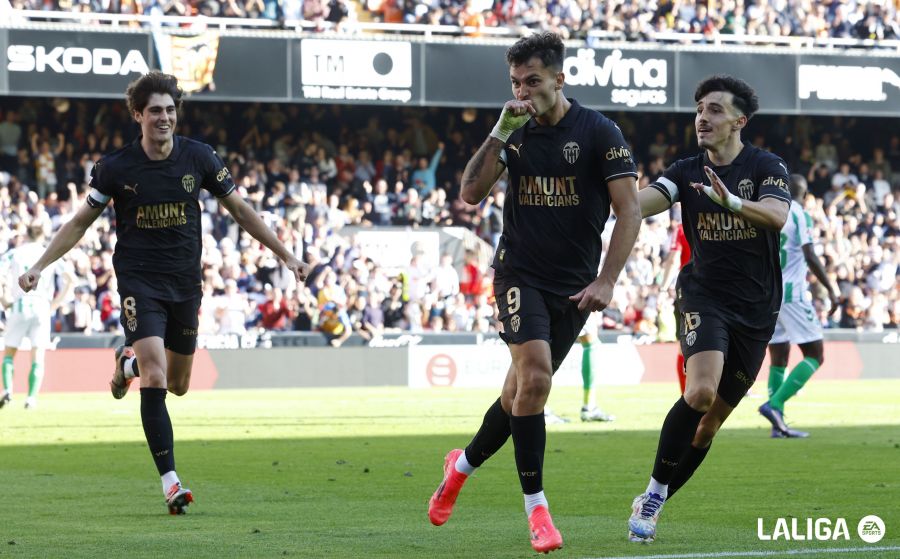 Emotional victory for Valencia CF against Real Betis. | LALIGA